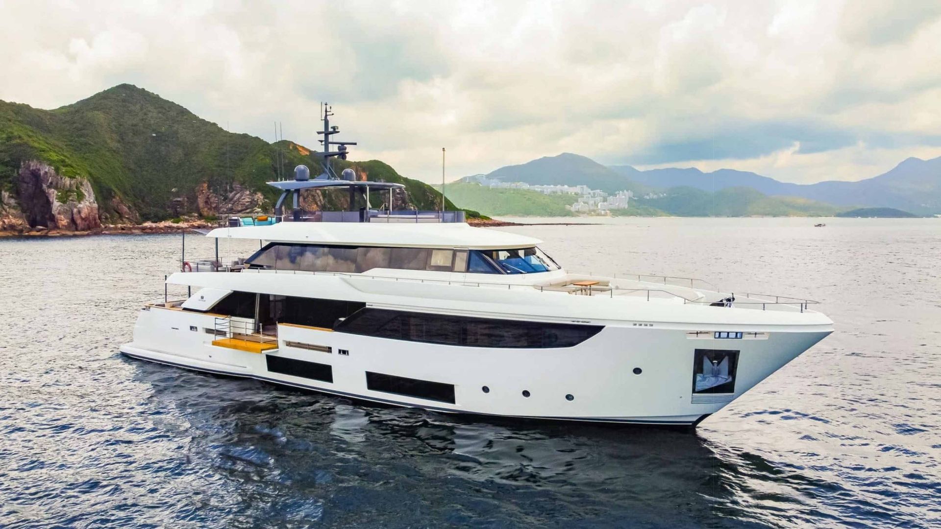 CUSTOM LINE NAVETTA 33 yacht for sale (Custom Line, 33m, 2019)